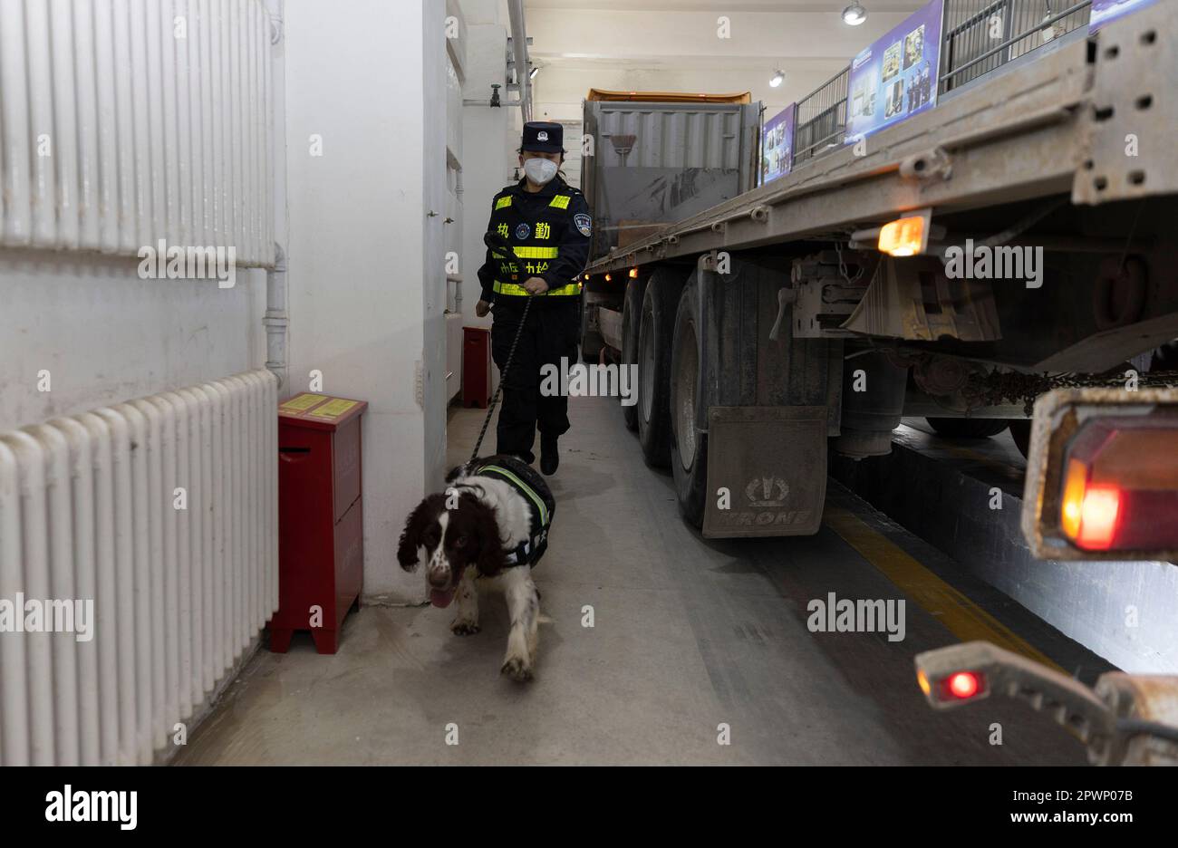 (230501) -- ALATAW PASS, May 1, 2023 (Xinhua) -- Liu Xin patrols with ...