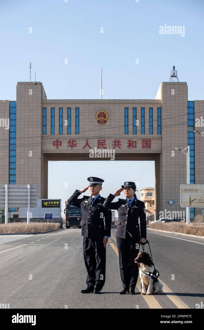 (230501) -- ALATAW PASS, May 1, 2023 (Xinhua) -- Cui Hongwu (L) and Liu ...