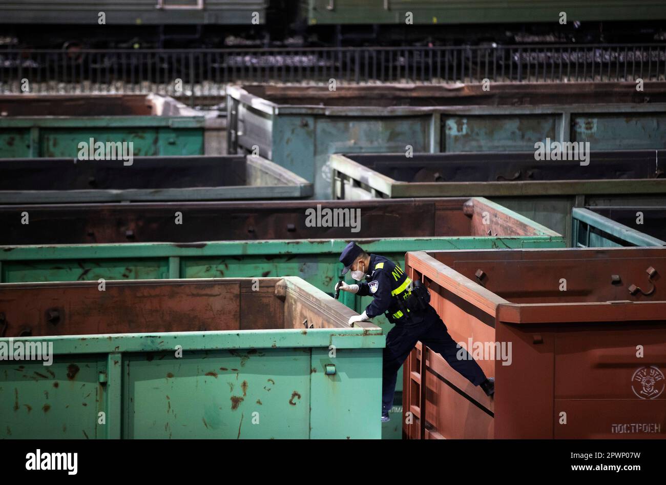 (230501) -- ALATAW PASS, May 1, 2023 (Xinhua) -- Cui Hongwu inspects a ...
