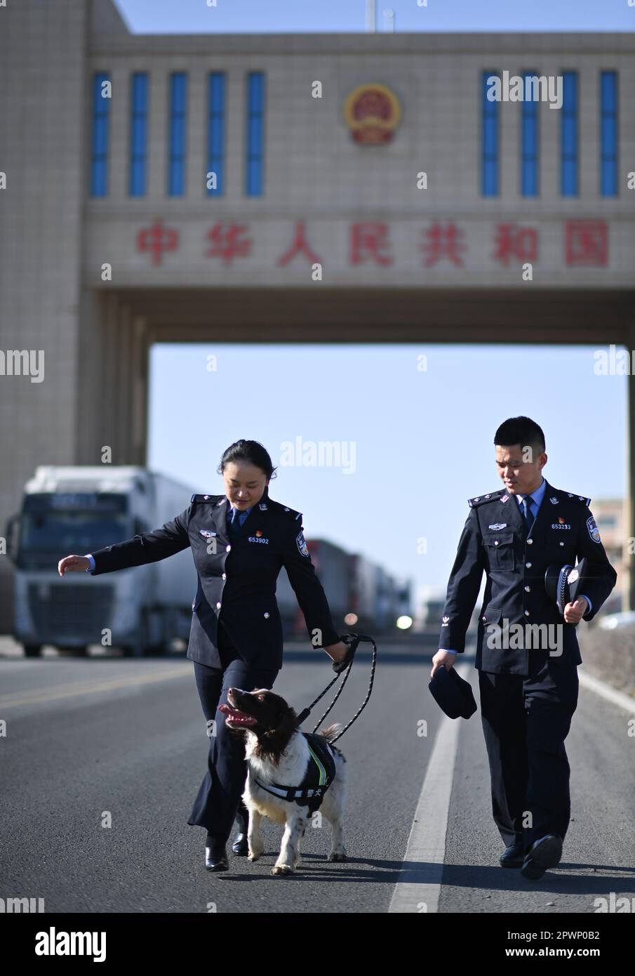 (230501) -- ALATAW PASS, May 1, 2023 (Xinhua) -- Cui Hongwu (R) and Liu ...