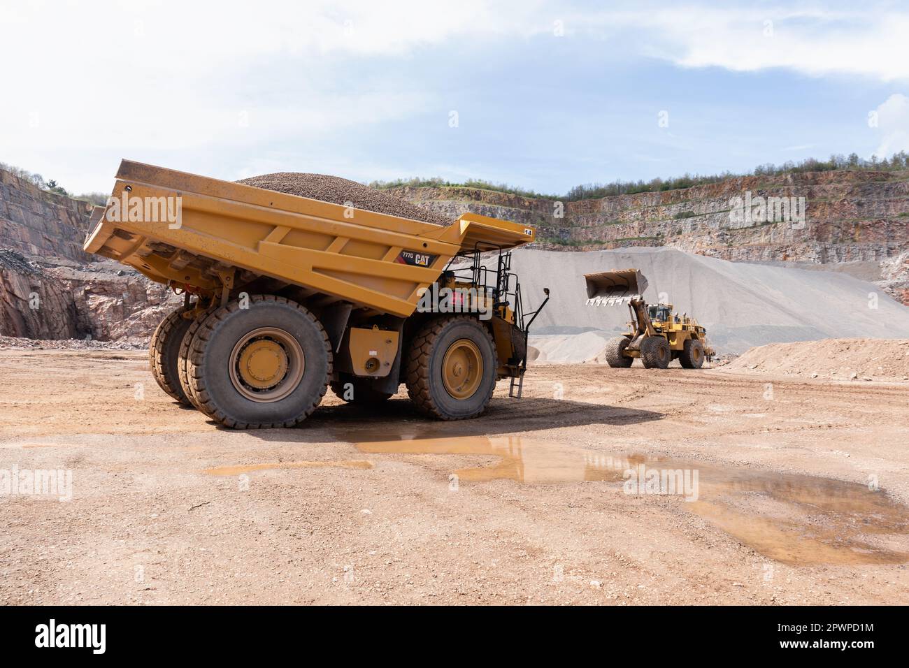 Working quarry hi-res stock photography and images - Alamy