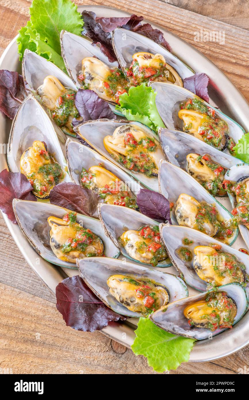 Tray of thai glazed half shell mussels Stock Photo - Alamy