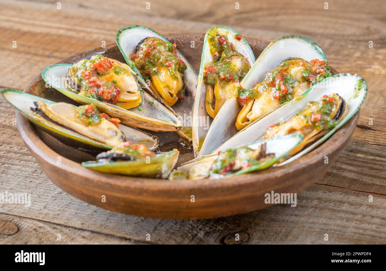 Bowl of Thai glazed half shell mussels Stock Photo - Alamy