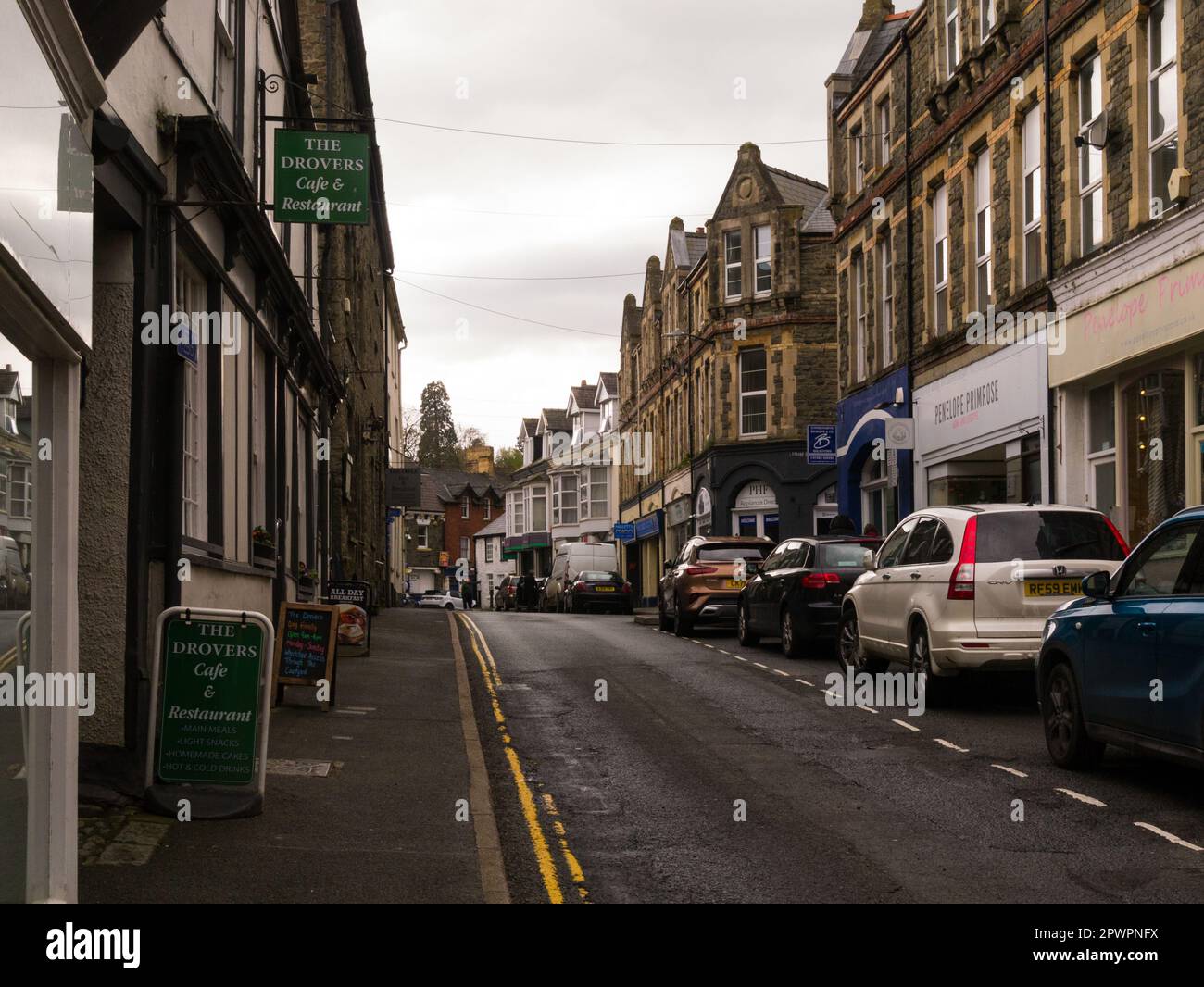 Looking up high street builth wells hi-res stock photography and images ...