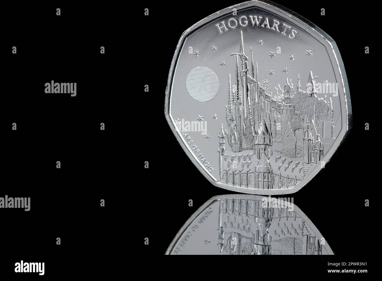 The 4th Harry Potter 50p coin featuring Hogwarts School of Witchcraft ...