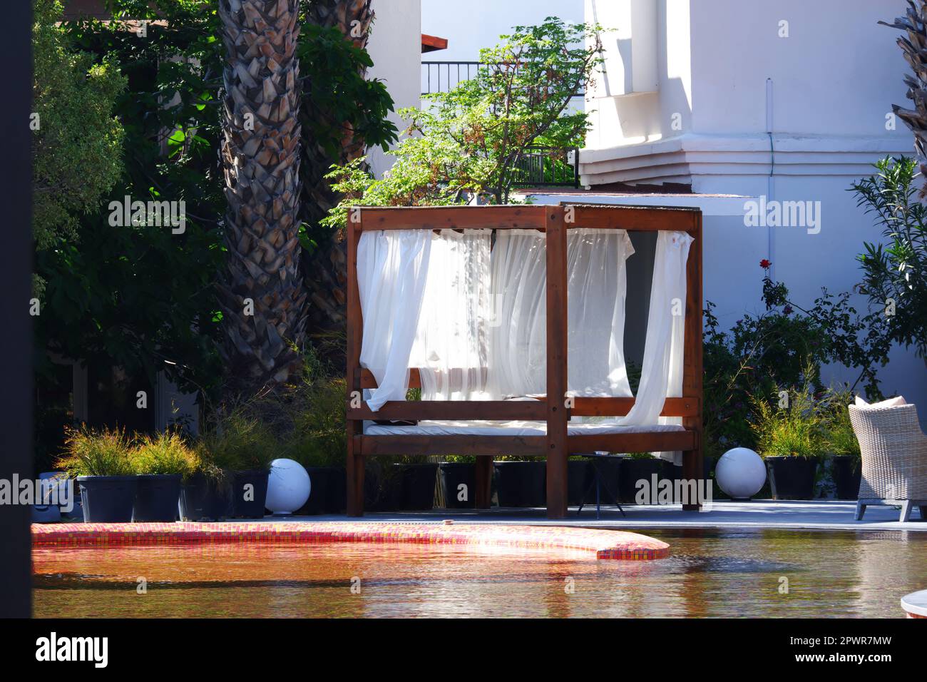 Empty hotel pool with chairs and tables poolside Stock Photo - Alamy