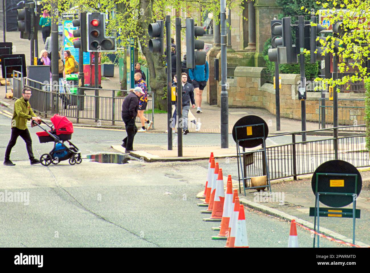 Glasgow, Scotland, UK 1st May, 2023. UK Weather: Sunny Mayday in the ...