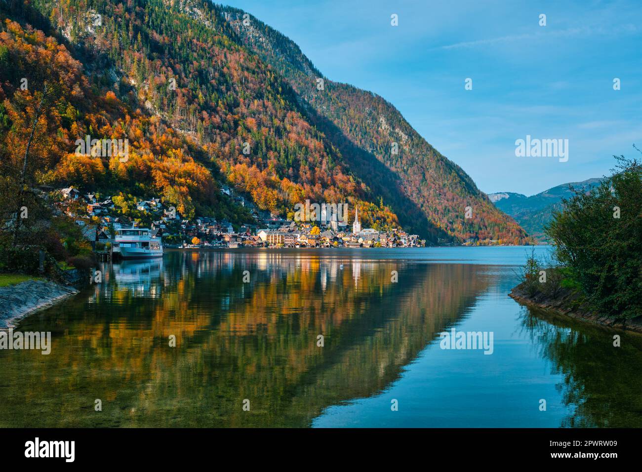 Austrian tourist destination Hallstatt village on Hallstatter See lake ...