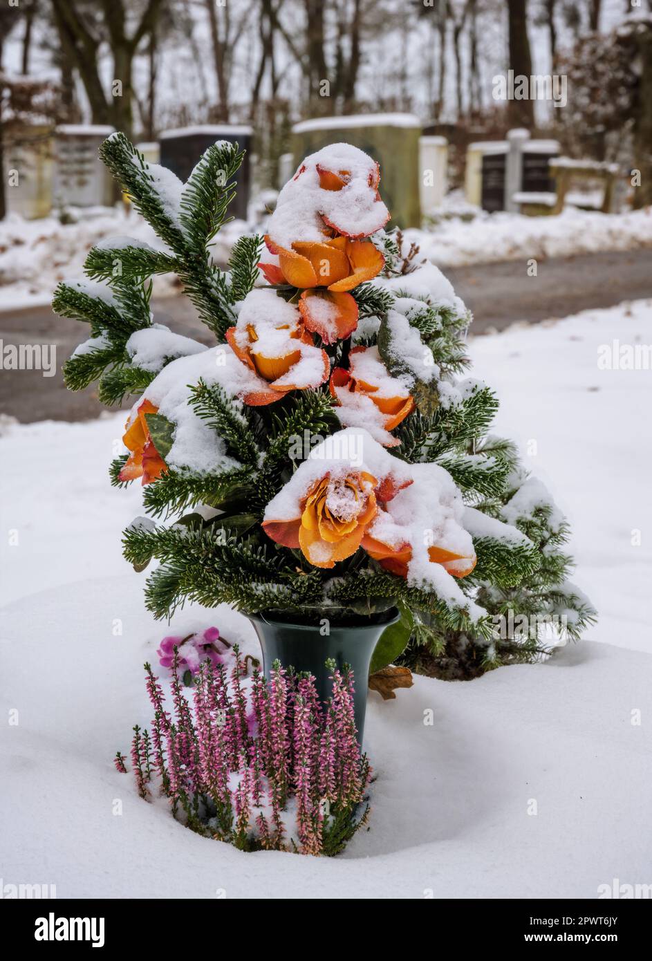Snow covered flower arrangement at the graveyard Stock Photo - Alamy