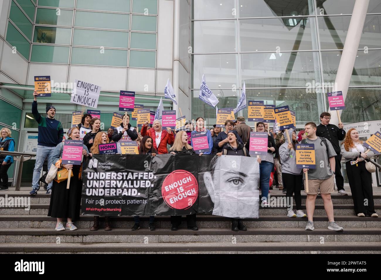 London, UK. 01st May, 2023. Nurses gather at the picket at the entrance ...