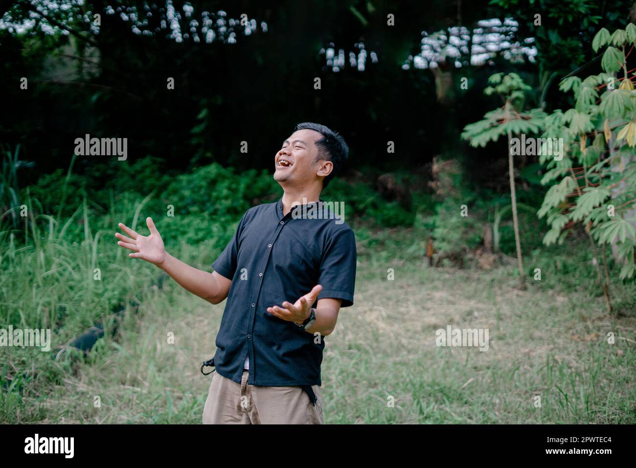 a man who burst out laughing when he saw his friend fall into a ditch ...