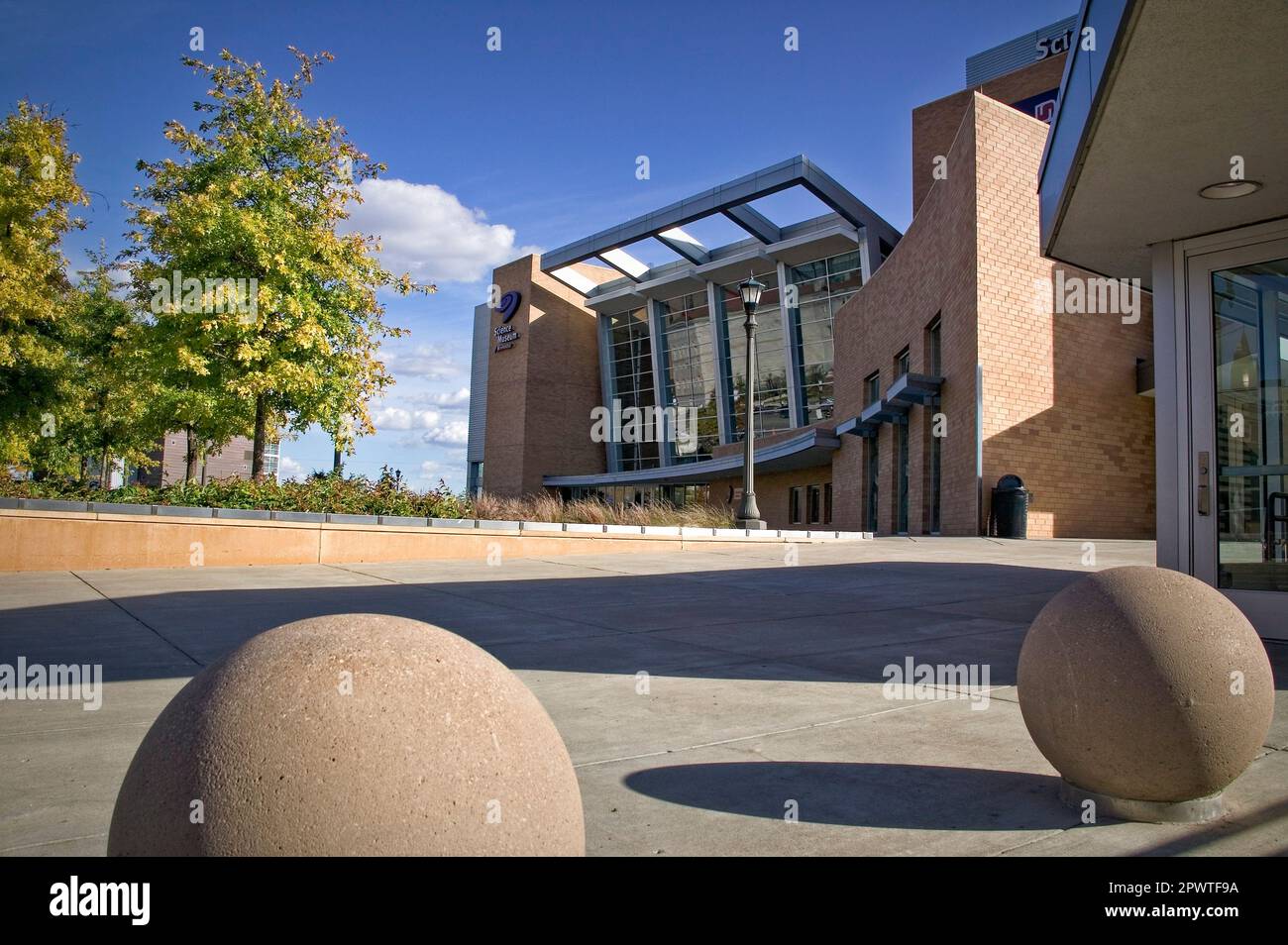 The Science Museum in St. Paul, Minnesota overlooks the Mississippi ...