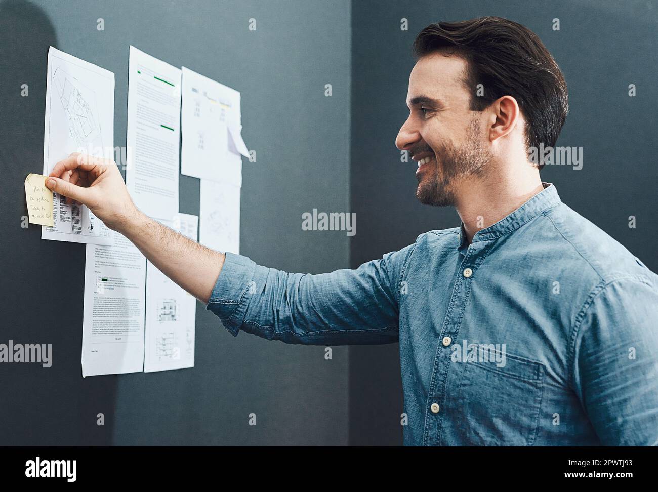 Reading note men hi-res stock photography and images - Alamy