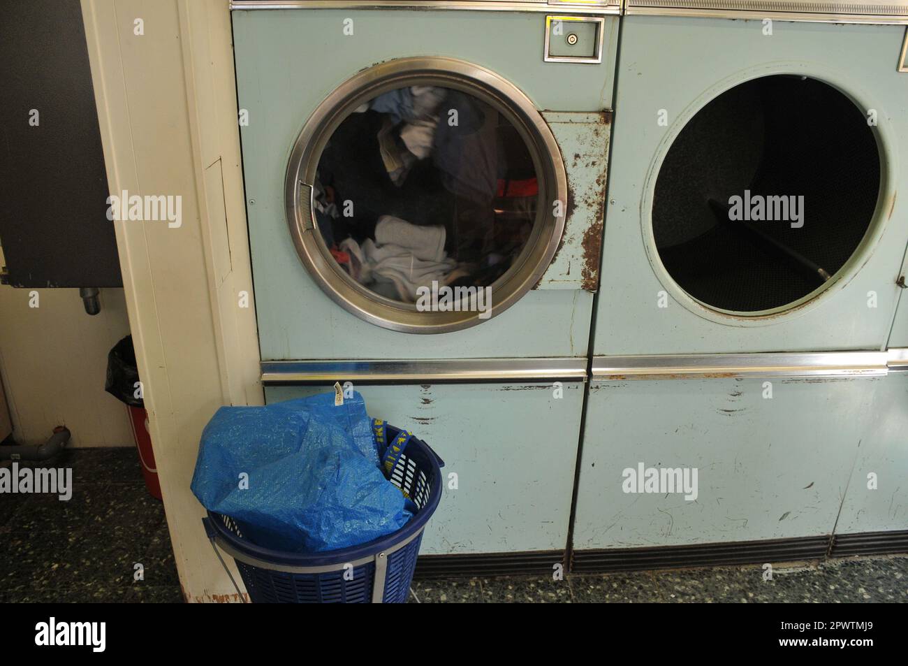 Coin laundary hi-res stock photography and images - Alamy