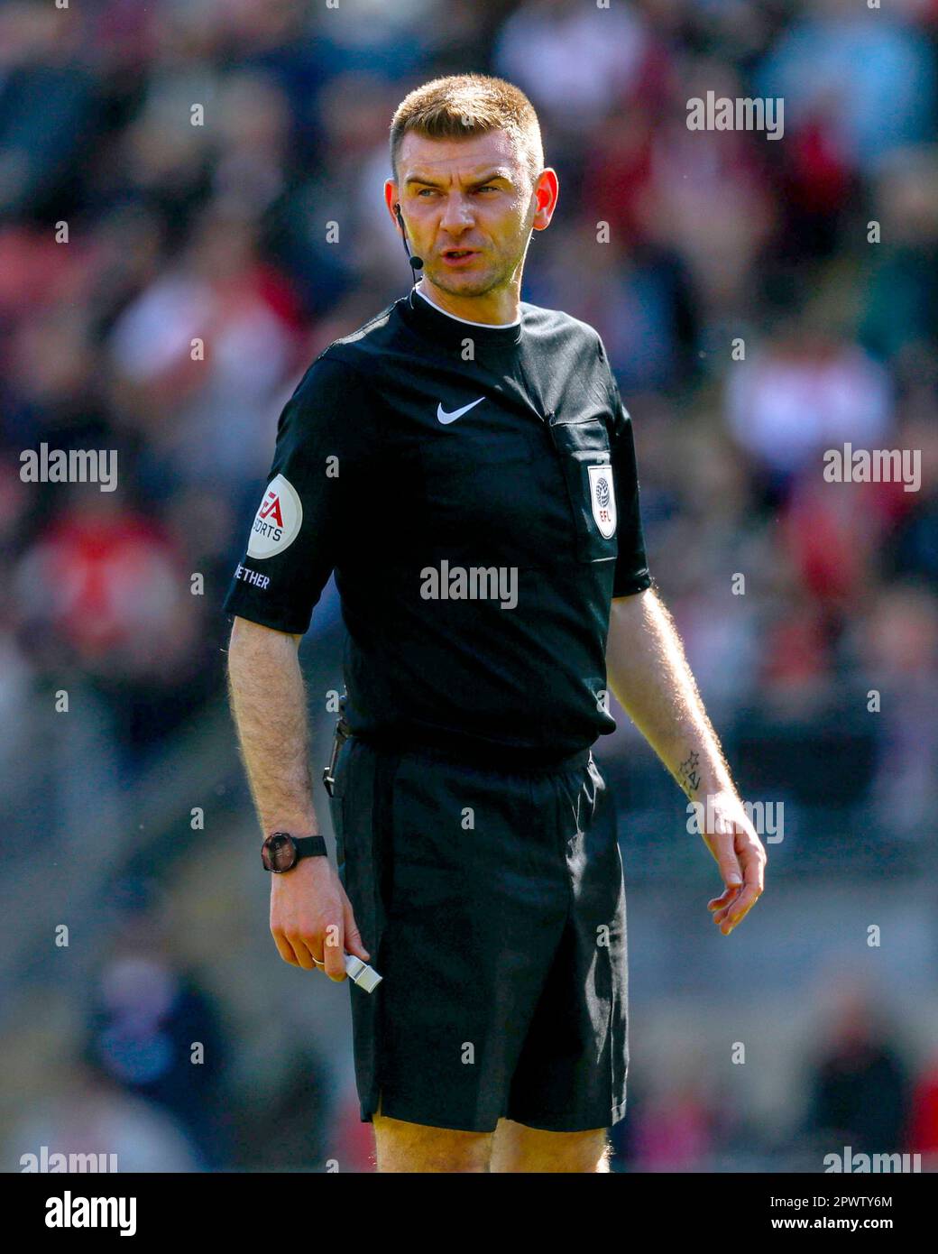 Football referee ollie yates hi-res stock photography and images - Alamy