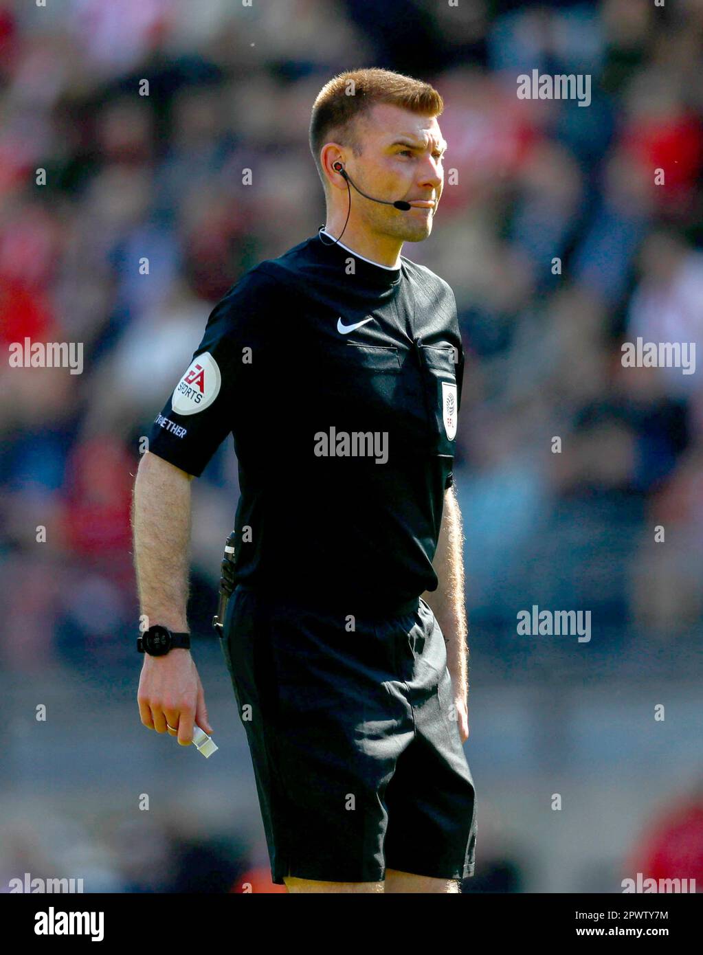 Football referee ollie yates hi-res stock photography and images - Alamy
