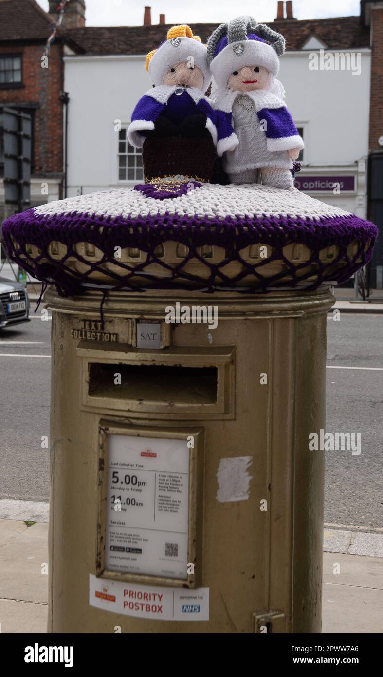 Henley-on-Thames, Oxfordshire, UK. 1st May, 2023. A pretty post box ...