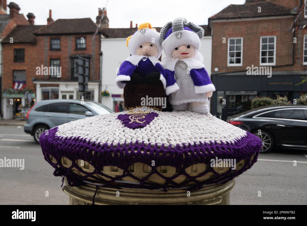 Henley-on-Thames, Oxfordshire, UK. 1st May, 2023. A pretty post box ...