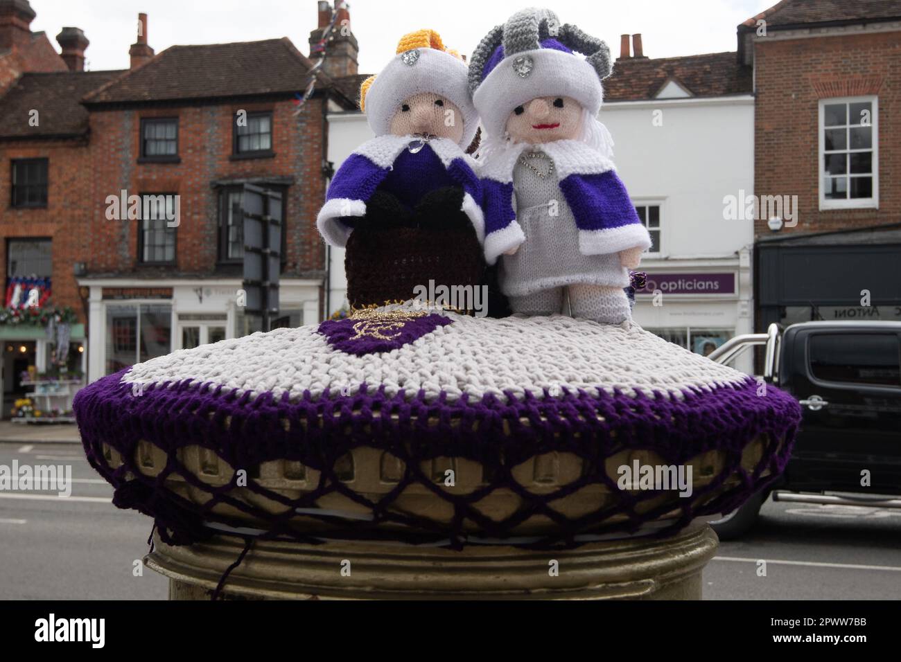 Henley-on-Thames, Oxfordshire, UK. 1st May, 2023. A pretty post box ...