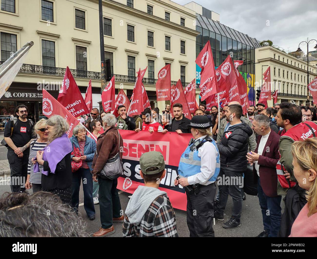 The royal procession passing trafalgar square hi-res stock photography ...