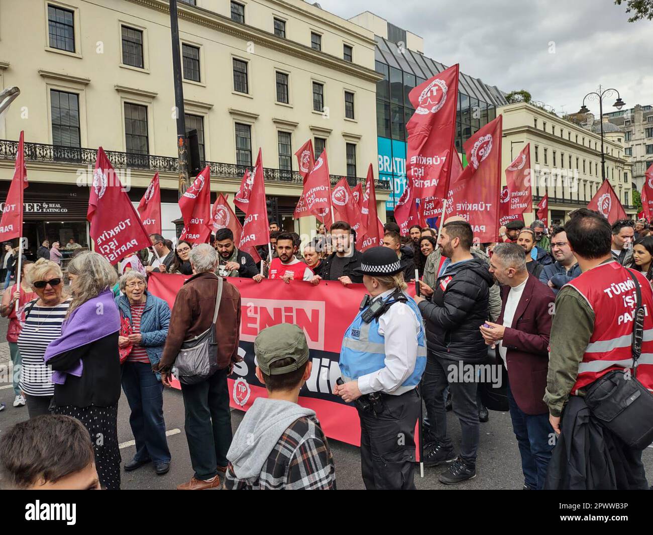 The royal procession passing trafalgar square hi-res stock photography ...