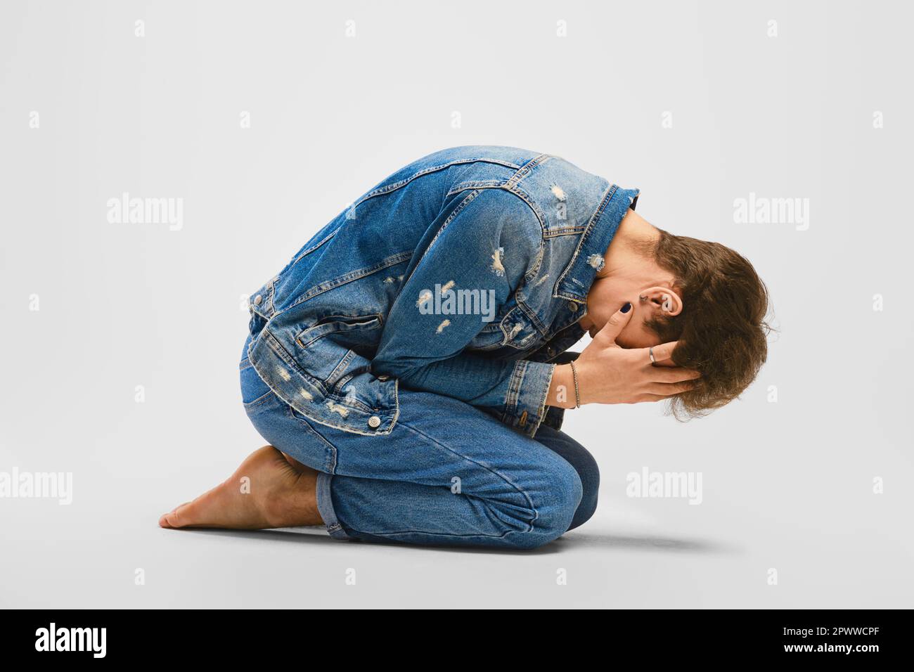 Man kneels down hi-res stock photography and images - Alamy