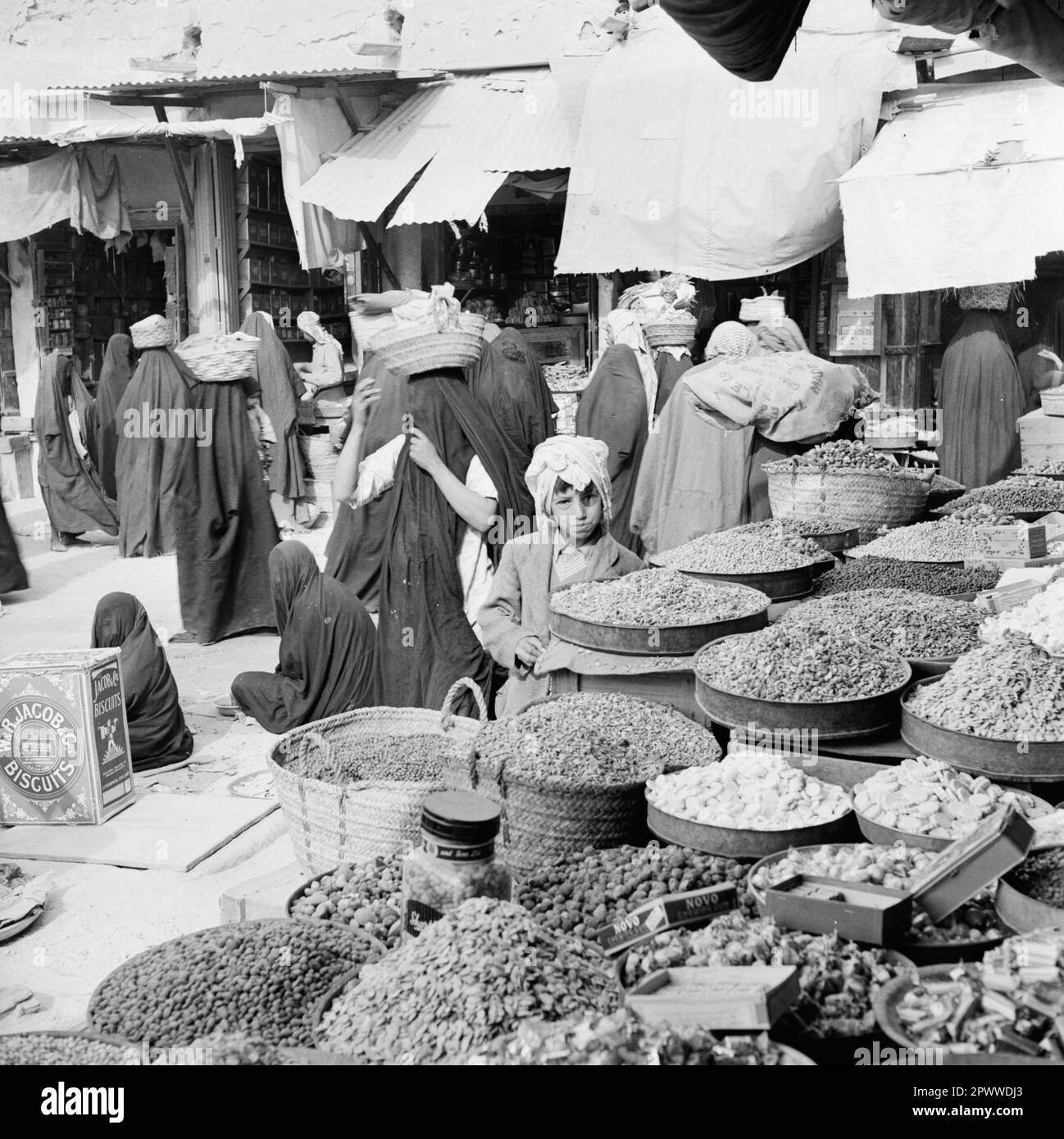 Women wearing the jilbab at an open air market in Riyadh, Saudi Arabia ...