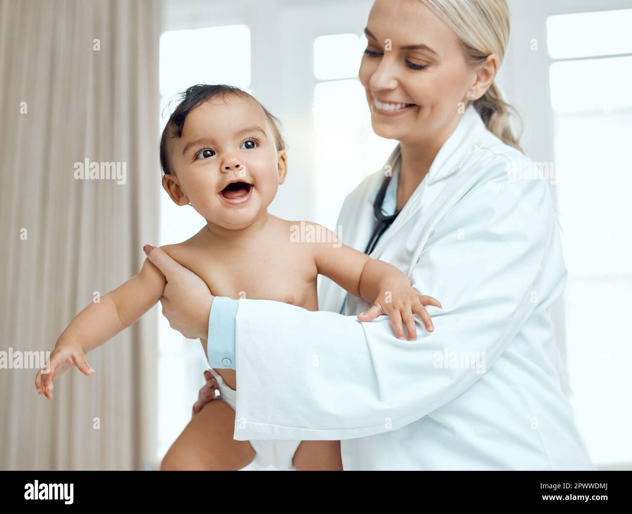 Doctor carrying a newborn baby hi-res stock photography and images - Alamy