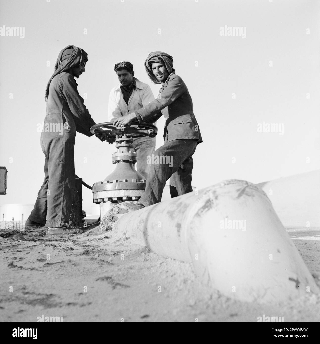 Men working on an oil rig near Riyadh, Saudi Arabia, 1952 Stock Photo ...