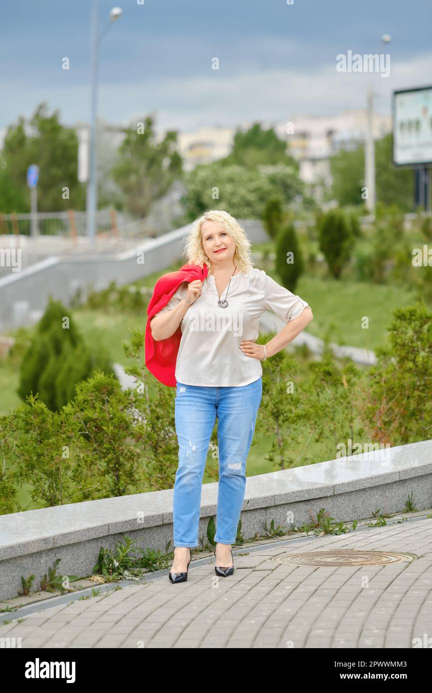 Jacket slung over shoulder hi-res stock photography and images - Alamy