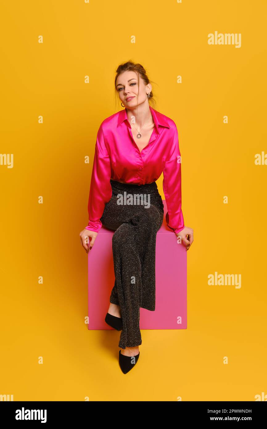 Beautiful legs crossed retro hi-res stock photography and images - Alamy