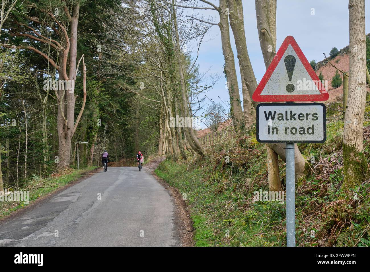 Narrow lane do not overtake cyclists sign hi-res stock photography and ...
