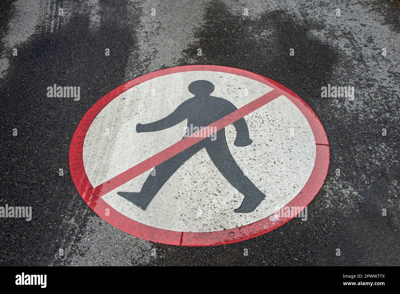 Road markings marking pedestrian hi-res stock photography and images ...