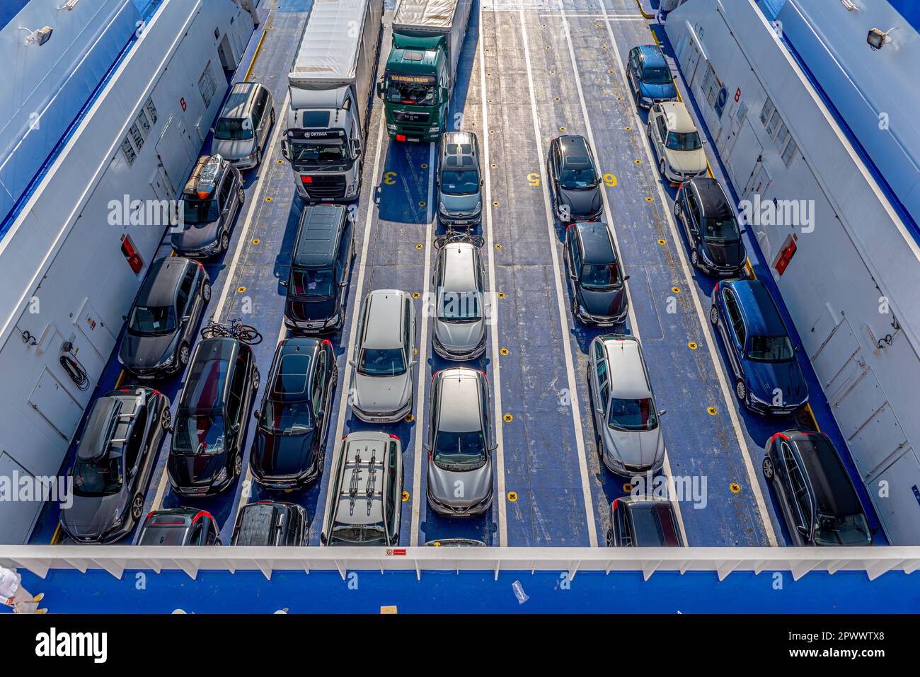 American car dock ship hi-res stock photography and images - Alamy