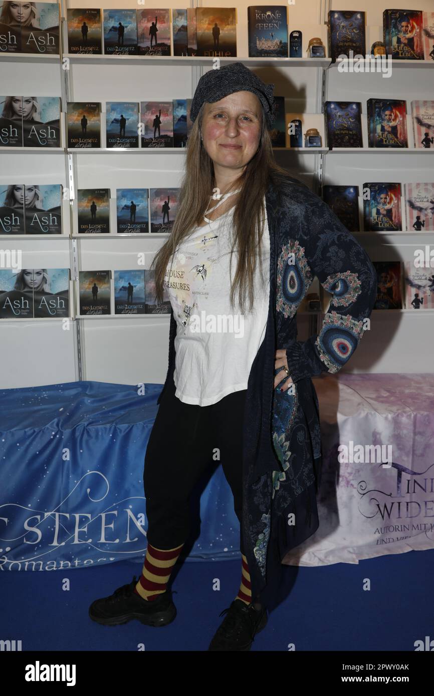 Tini Wider bei der Signierstunde am Messestand Kerstin Pergande auf der ...