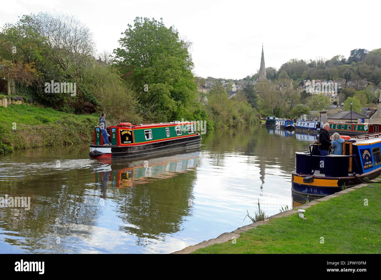 Narrow boats, boats and barges along the Kennet and Avon Canal at Bath ...