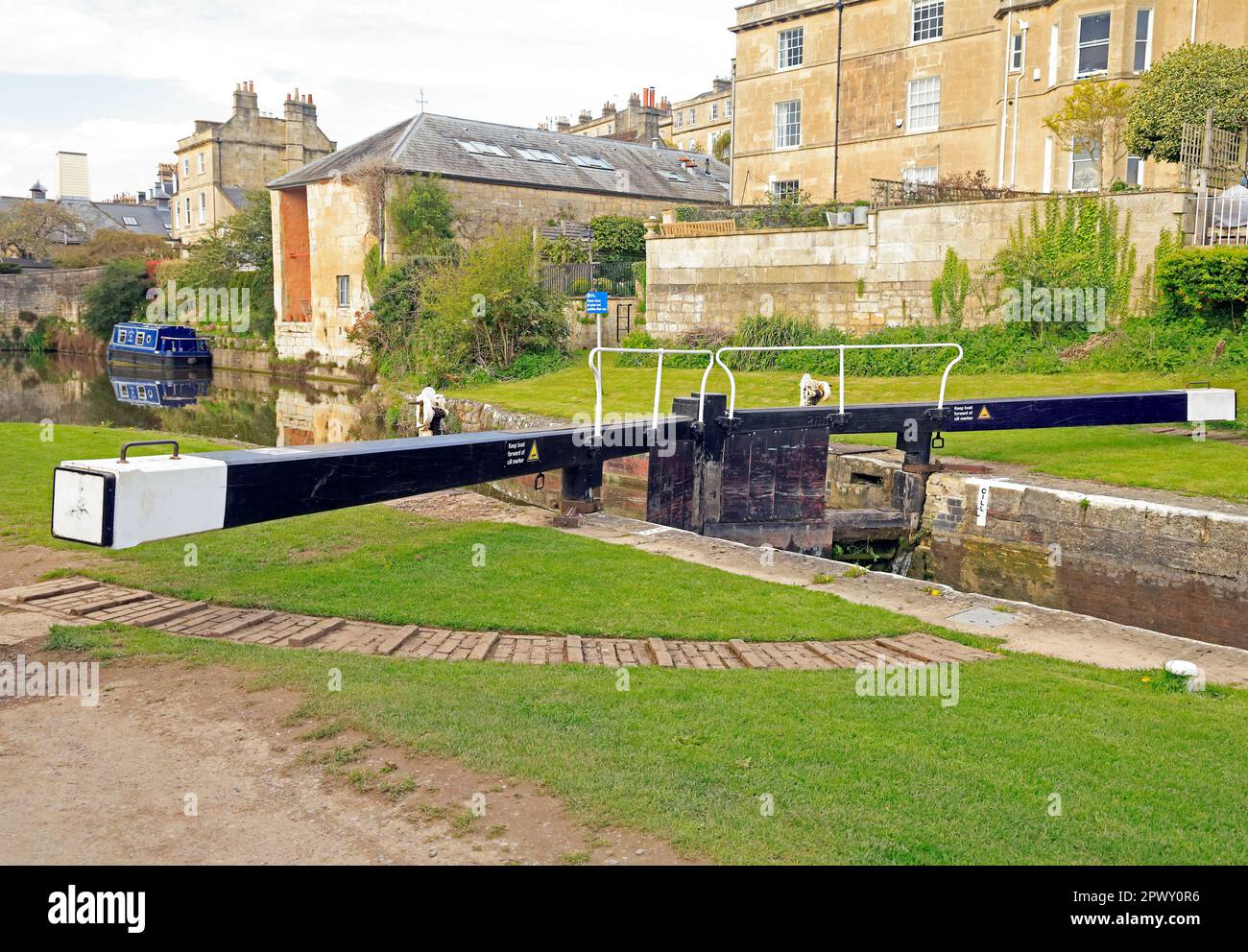 Scene along the Kennet and Avon Canal at Bath. Taken April 2023. Lock ...