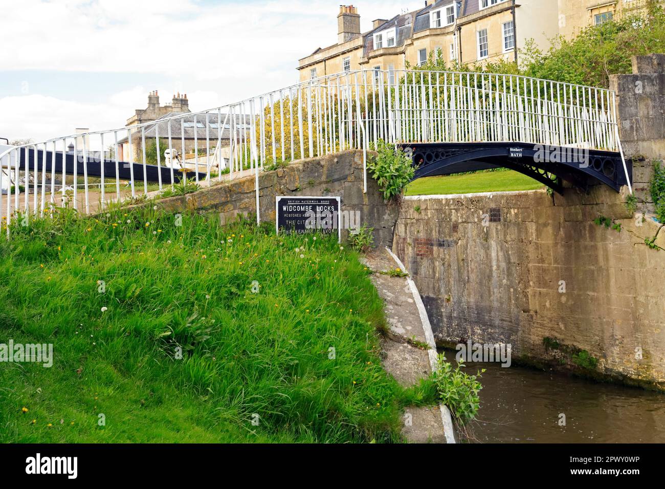 Scene along the Kennet and Avon Canal at Widcombe Lock, Bath. Taken ...
