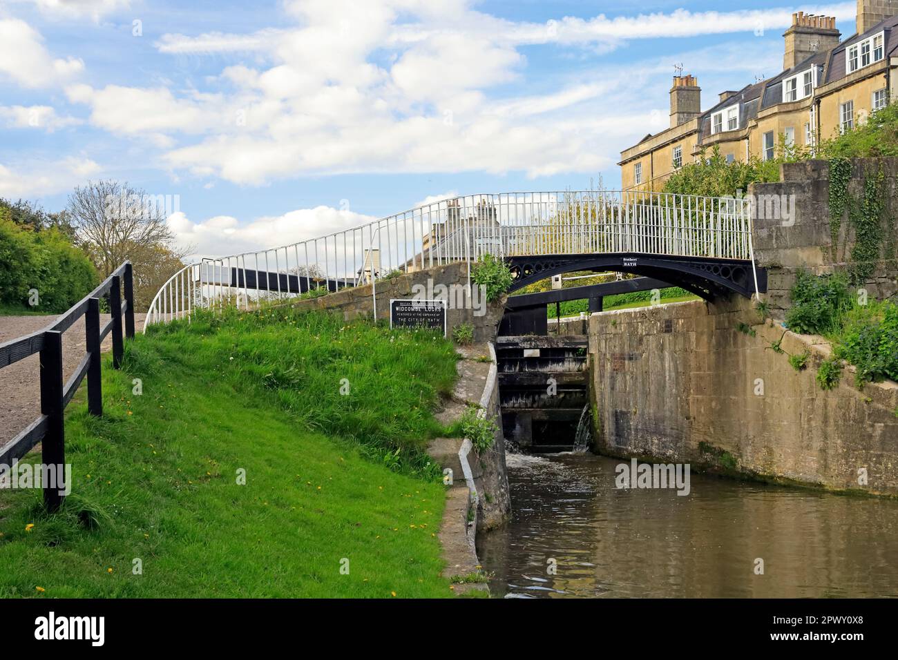 Widcombe Lock and footbridge, Kennet and Avon Canal at Bath. Taken ...