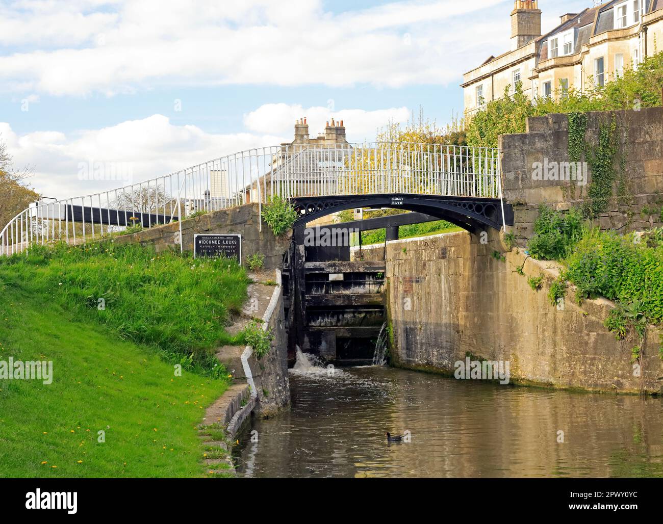 Scene along the Kennet and Avon Canal at Widcombe Lock, Bath. Taken ...