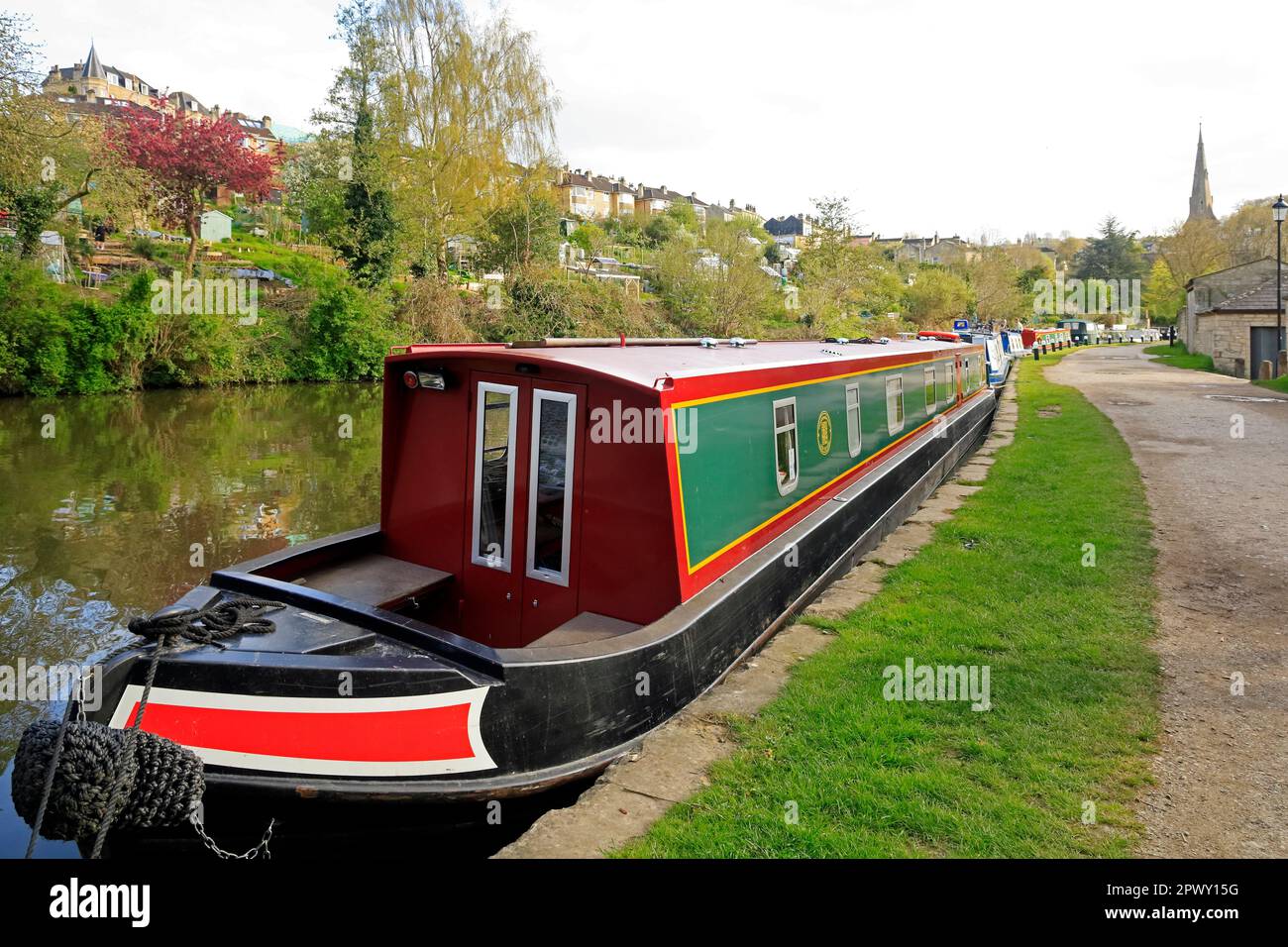 Narrow boats, boats and barges along the Kennet and Avon Canal at Bath ...