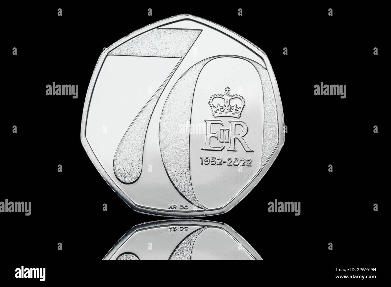 50p coin issued in 2022 to celebrate Queen Elizabeth II's platinum ...