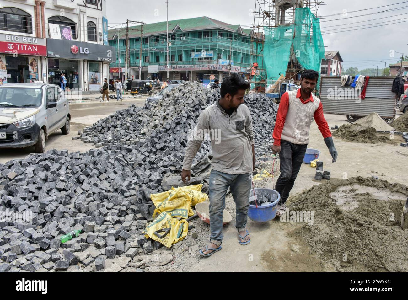 Srinagar, India. 01st May, 2023. Labourers work at a construction ...