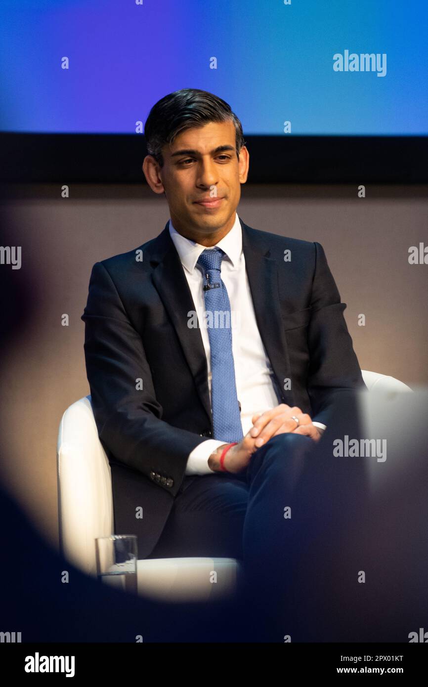 Rishi sunak hands on knees hi-res stock photography and images - Alamy