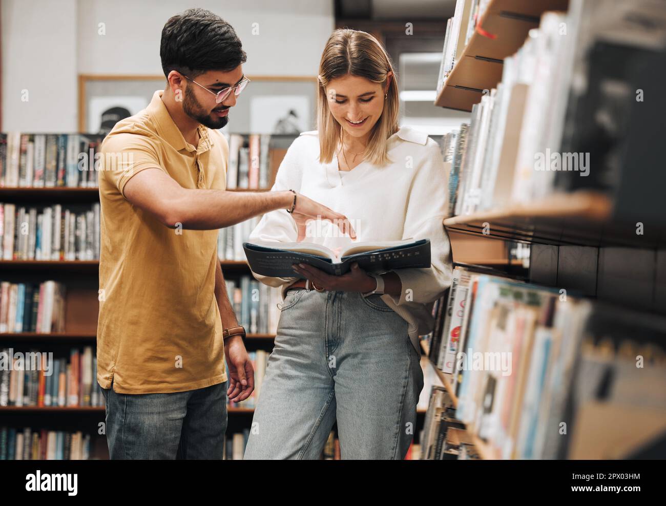 University bookshelf hi-res stock photography and images - Alamy