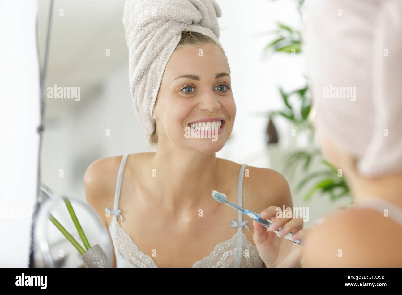 Brusing teeth hi-res stock photography and images - Alamy