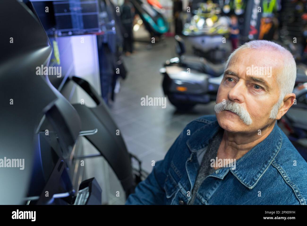 automotive manufacturing worker Stock Photo - Alamy