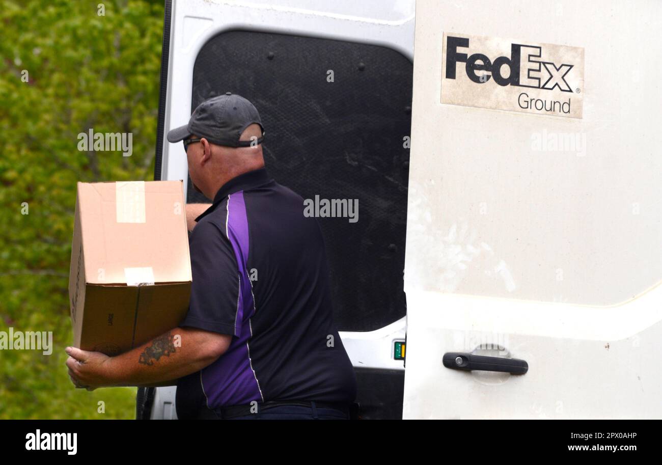 Fedex package hi-res stock photography and images - Alamy