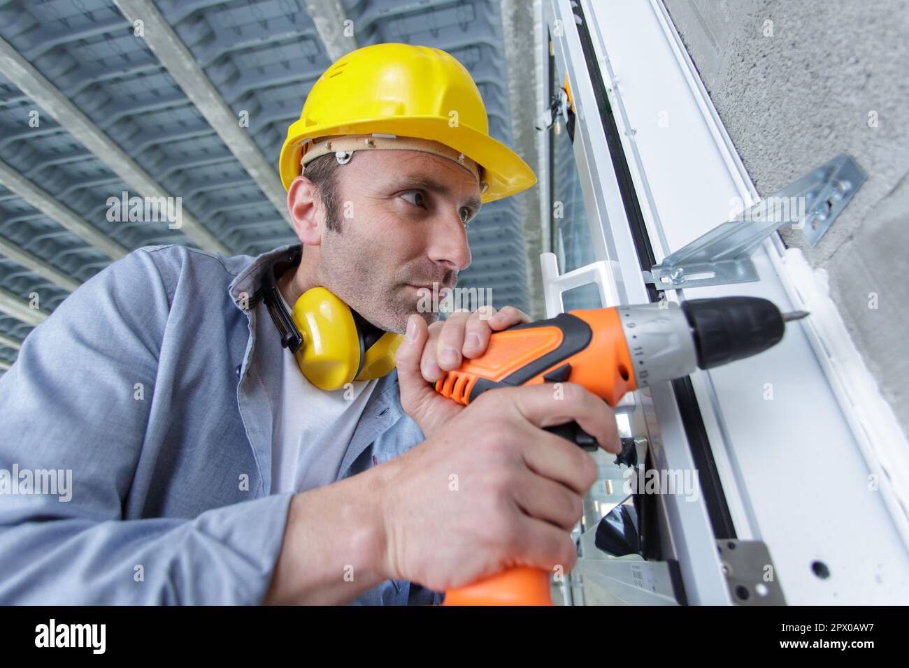 handyman using a cordless screwdriverc Stock Photo - Alamy