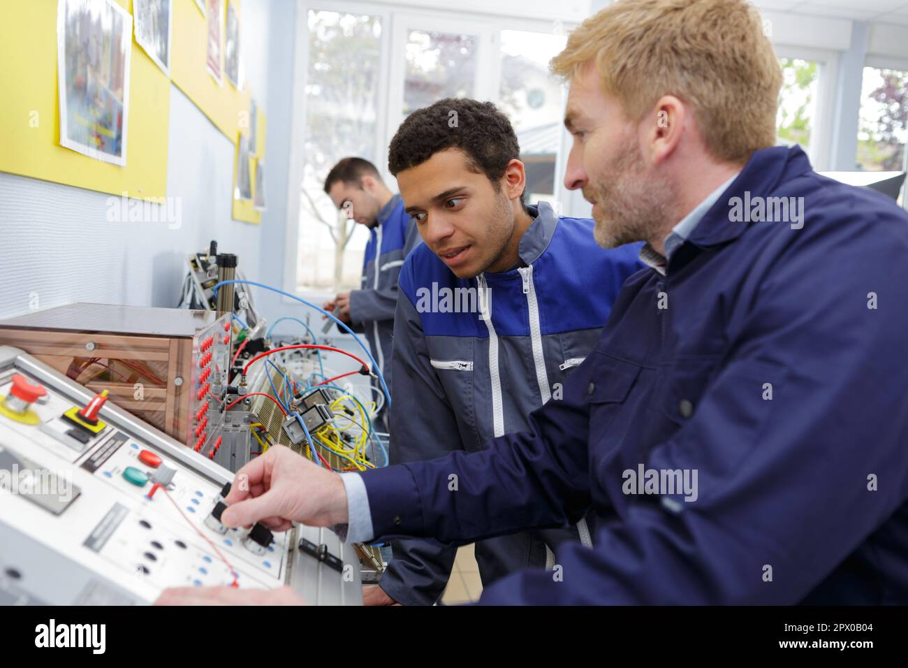 Engineer talking male apprentice hi-res stock photography and images ...